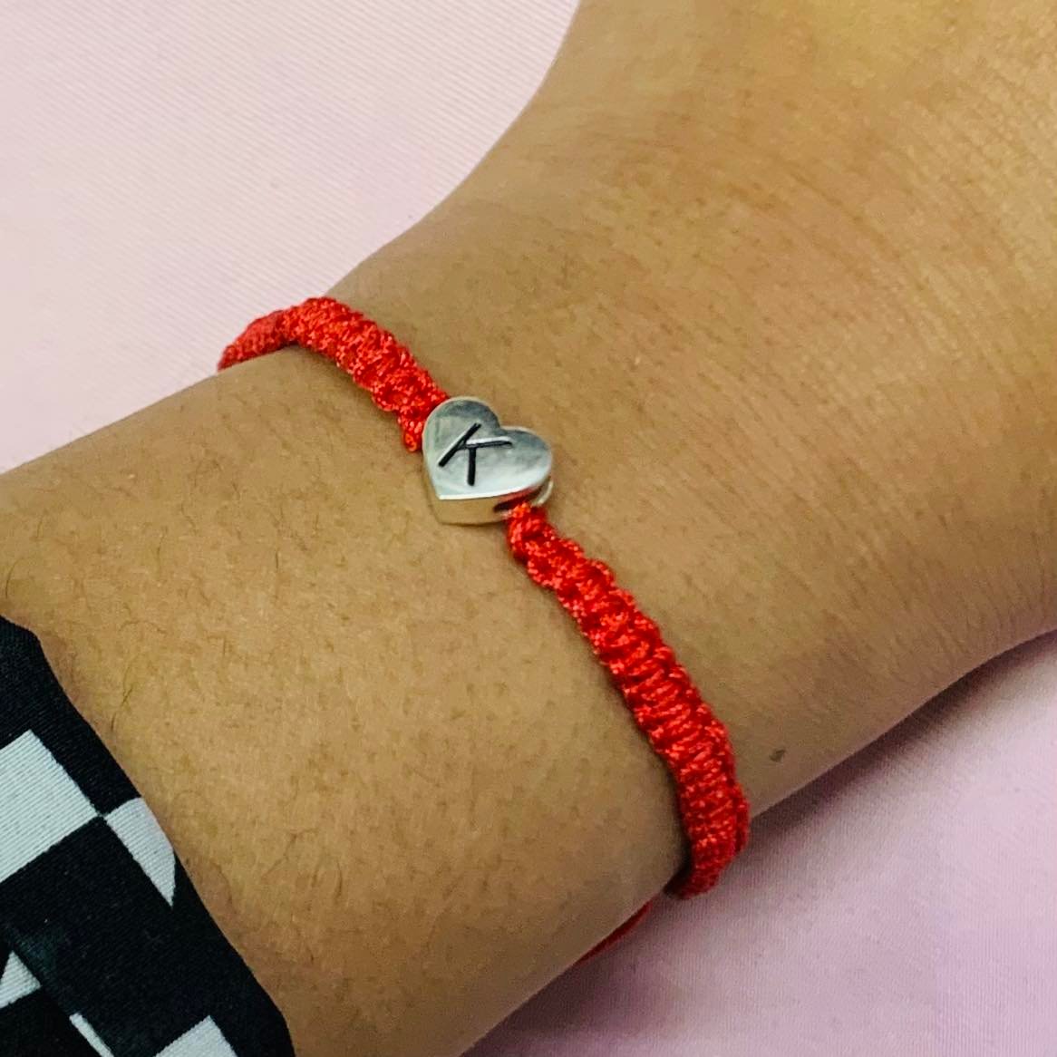 Pulsera Hilo Rojo con Dije Pasante corazon Inicial K de PLata 925