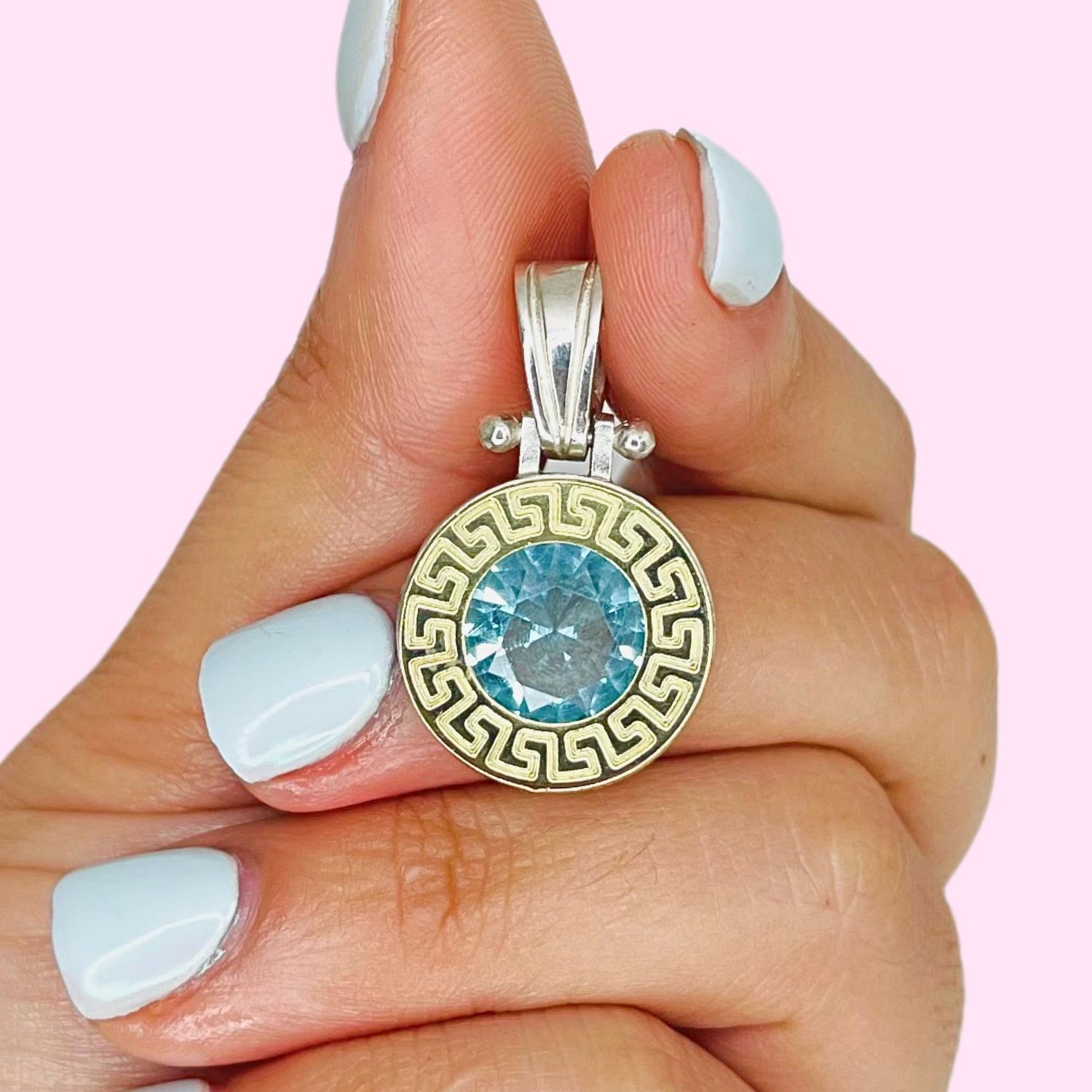 Dije Extragrande Guarda Griega con Cubic Aguamarina 30mm Plata y Oro