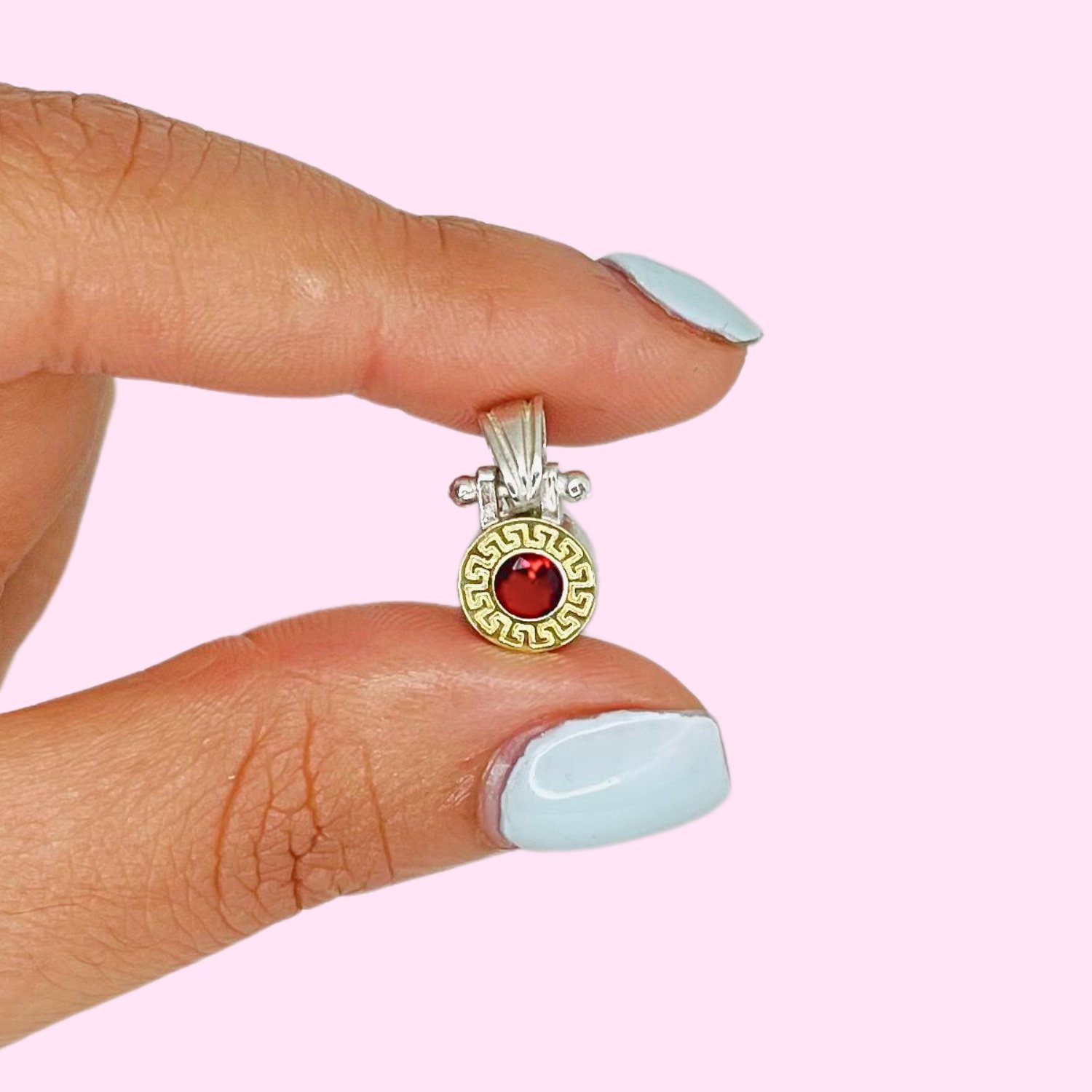 Dije Chico Guarda Griega con Cubic rojo 15mm Plata y Oro