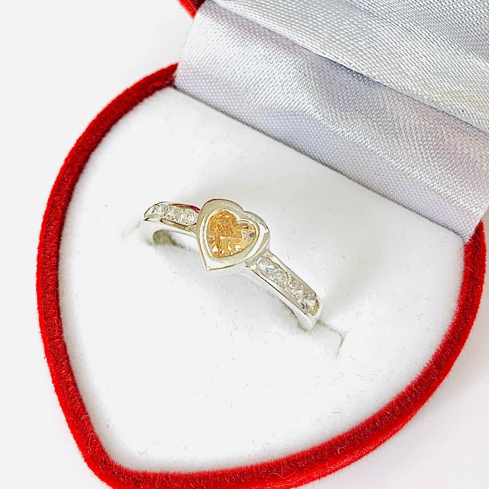 Anillo Medio sin fin corazon ambar de Plata 925