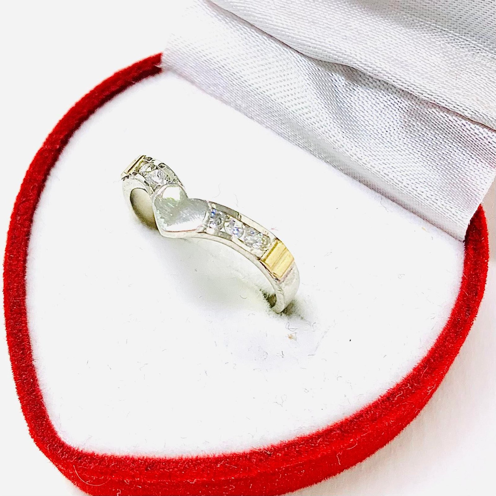 Anillo Medio sin fin Blanco con Corazon Plata y Oro